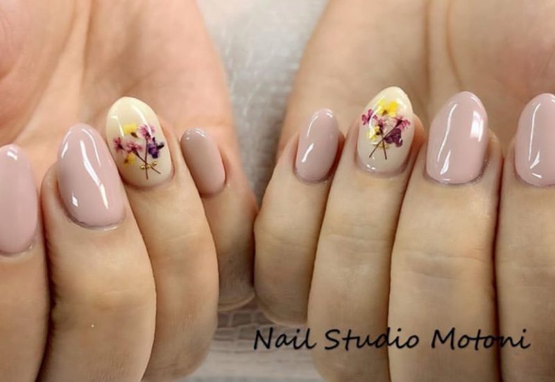 40+ Glam Dried Flower Nail Designs For Spring 2020 - The Glossychic